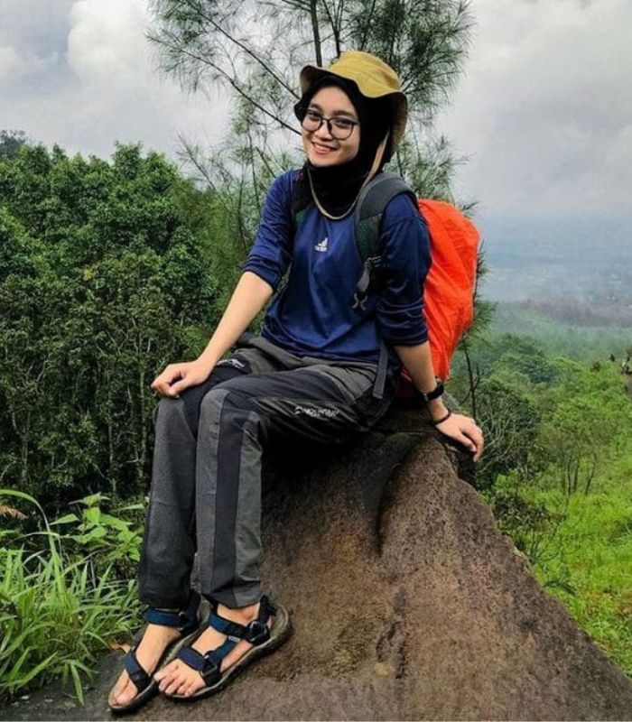 10 Outfit Naik Gunung Untuk Wanita Berhijab Agar Tampil Kekinian